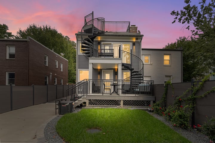 Rooftop View Chef's Kitchen Free Parking Gas Grill - Washington, D.C.