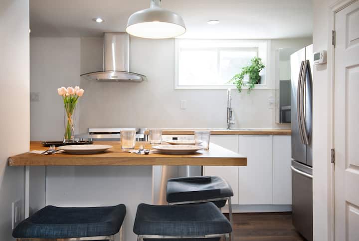 2 Bed Suite In Toronto - Full Kitchen & Laundry - Toronto