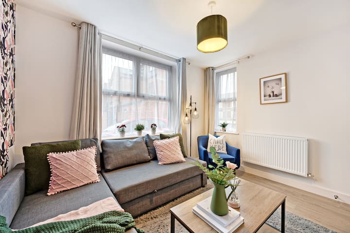 Modern Family Home, 2br, Sofa Bed, 3ba, Sleeps 6 - Manchester