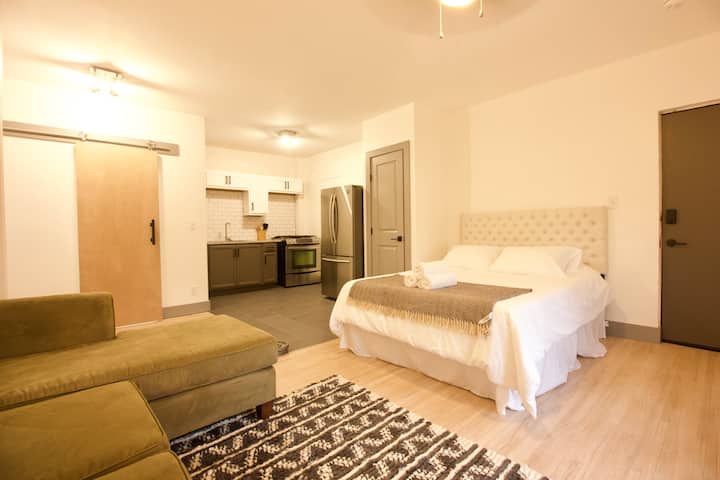 East Village Boho Studio Apt Next To Brewery - Yahola Lake, OK