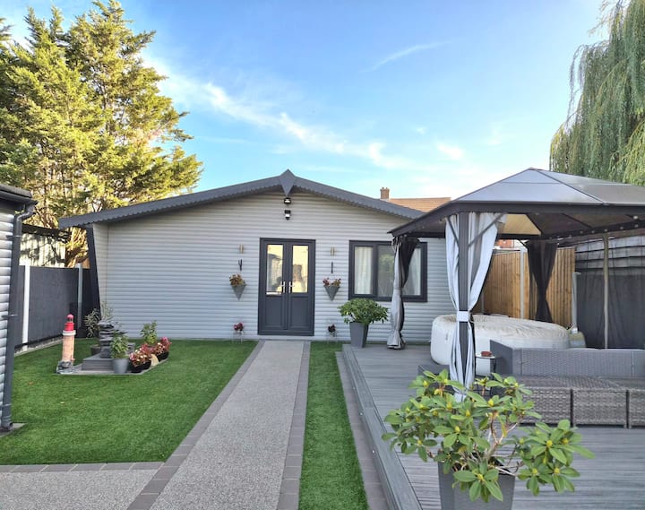 Cosy Cabin - Brentwood