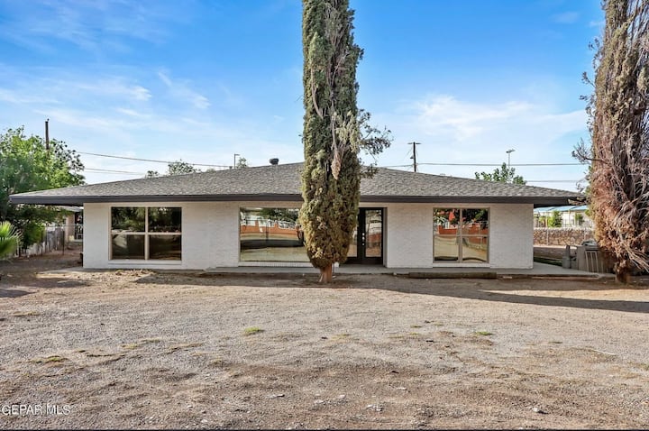 Sleeps 14, Jacuzzi, Game Room, Office, 3 Bedroom - El Paso, TX