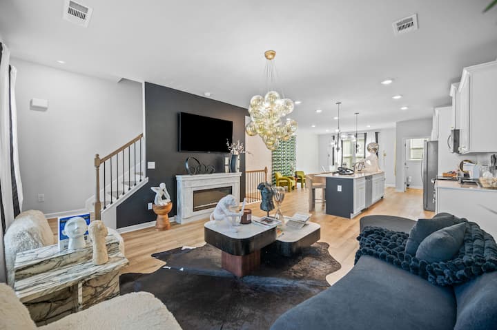 Luxury Atl Stay • Sleeps 10 • Near Airport - Atlanta, GA