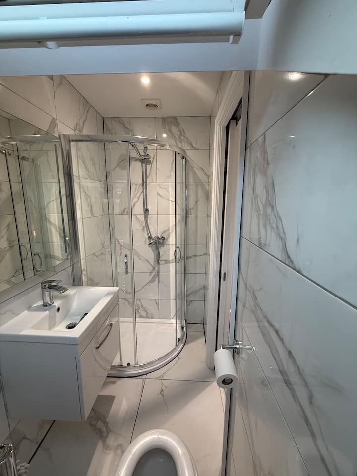 Modern 1-bed Flat W/garden|pets & Families Welcome - Chessington World of Adventures Resort