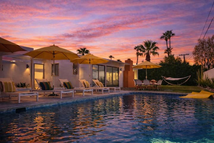 Navigate Stays Yellow Umbrella Poolside Escape - パーム・スプリングス, CA