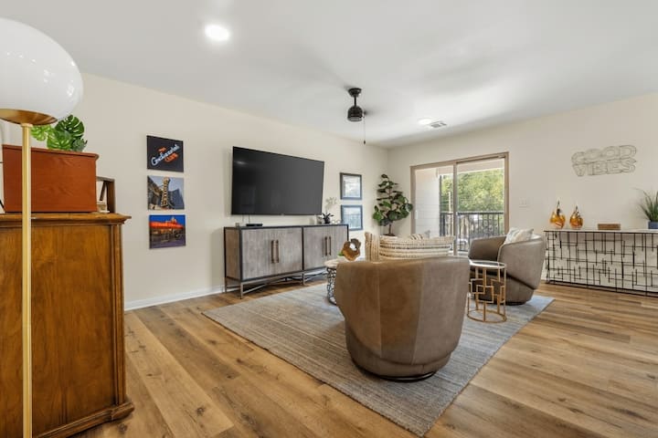 San Marcos King Retreat By Txst, River & Downtown - San Marcos, TX