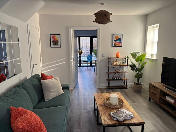 Super Stylish 2 Bed House | Cheltenham Town Centre - Cheltenham