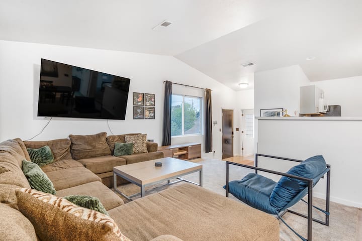 The Eagle Nest: A Hot Tub + Sauna Retreat - Greeley, CO