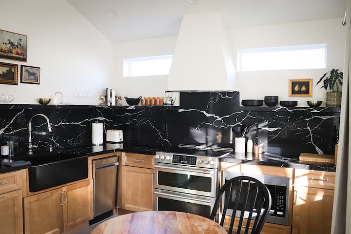 Newly Built Chic Downtown Studio/private Garage - Bakersfield, CA