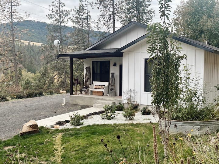 The Rustic River Cottage - Dworshak State Park, Lenore