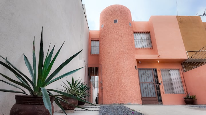 Práctica Y Acogedora, Cochera, Ac, Wifi, Cocina - Nuevo Laredo