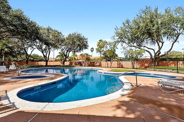 Spacious Pet-friendly 3br/4 Full Ba W/ Pool - McAllen, TX