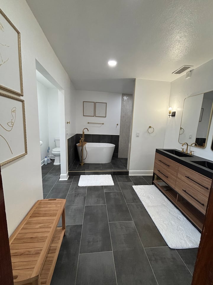 Chic One-bedroom With Spa Bath + Cozy Sofa Bed - Tallahassee, FL