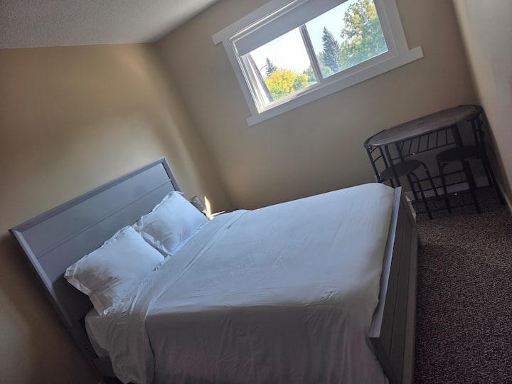 Comfortable, Clean Private Room In A Peaceful Home - North Battleford