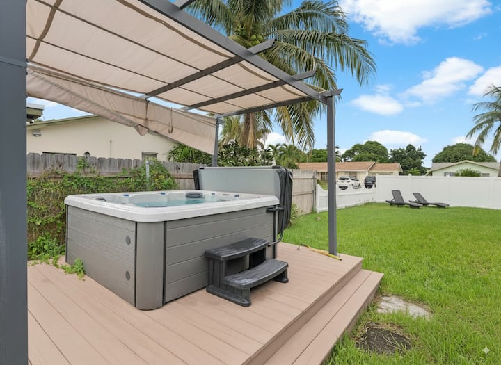 Tropical 2br/1ba 2 Beds Hideaway+hot Tub+private Y - Atlantis, FL