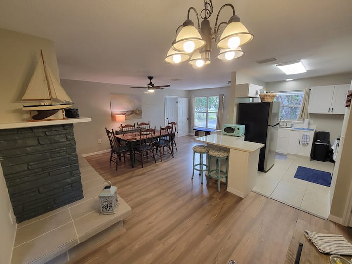 Crystal River Cottage, Quick Walks Yet Private. - Crystal River, FL