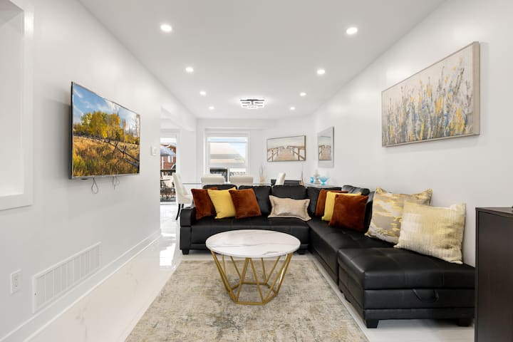 Like-new Home | 4+1 Br, 2.5 Bath, Parking & Wifi - Aurora