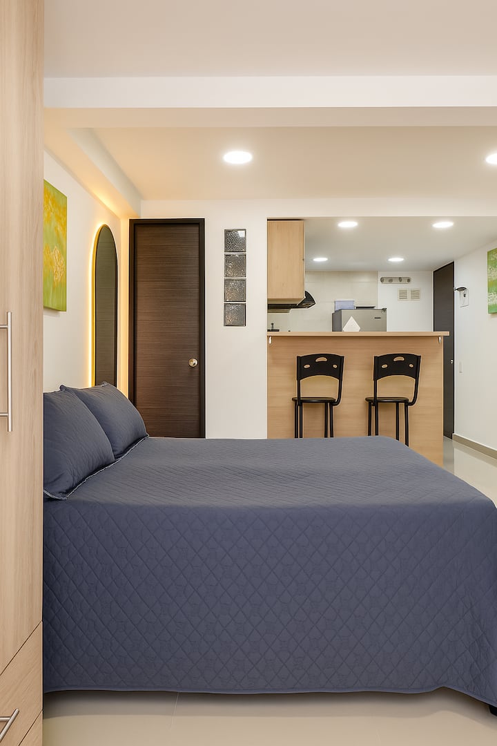 Central Medellín Apt – 18th Floor View + Workspace - Medellín