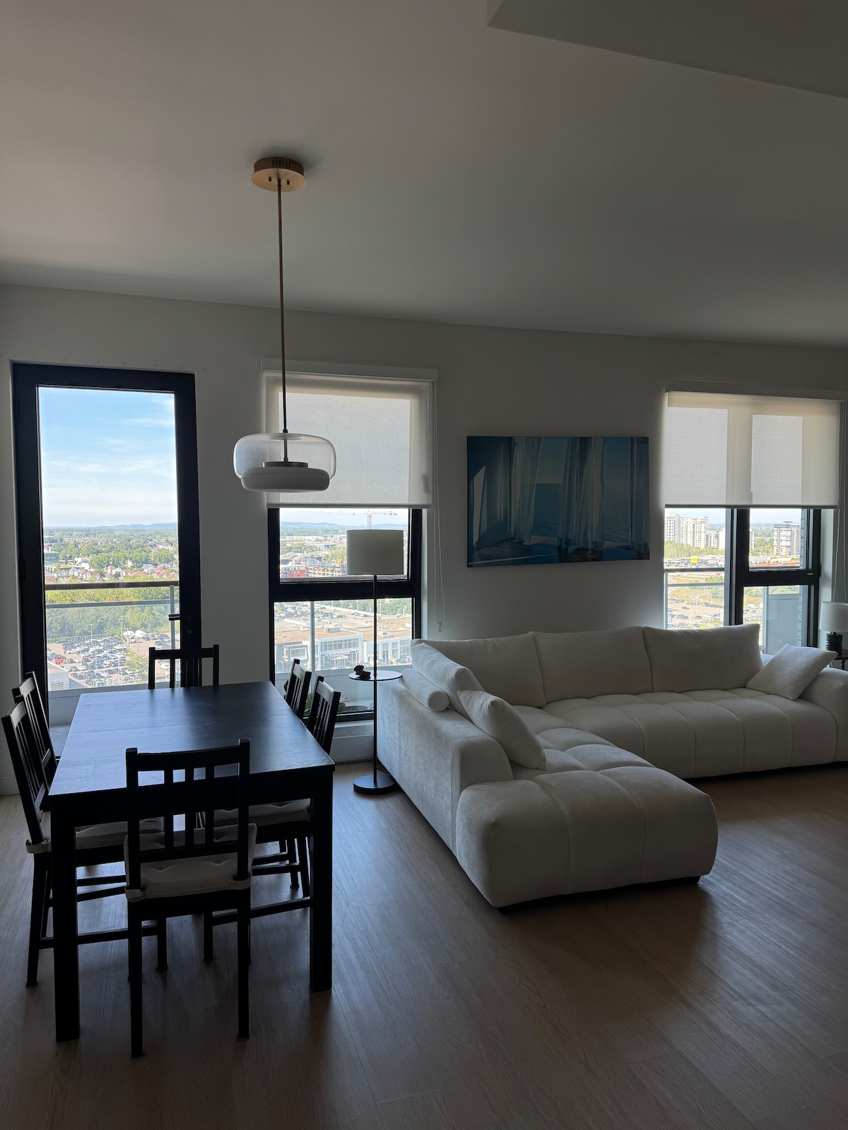 Condo moderne avec vue panoramique centre de Laval - Airbnb