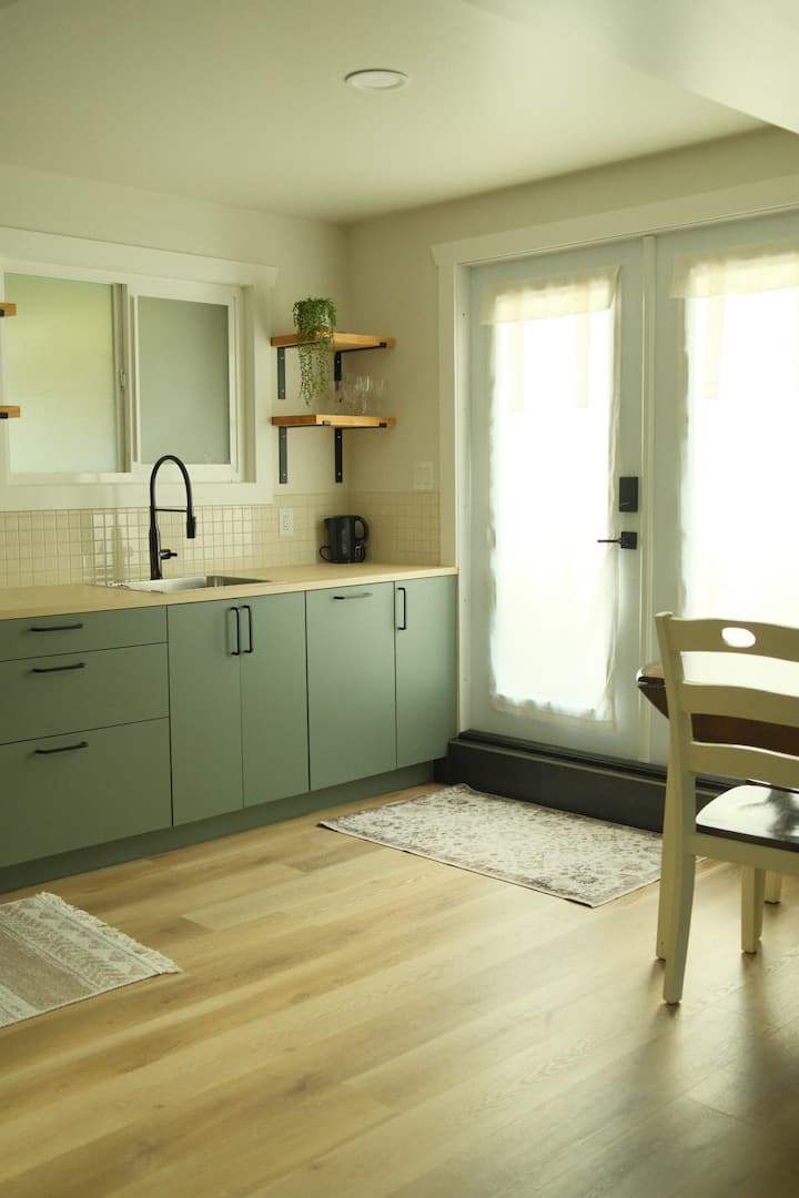 New Cozy Cottage Studio - Campbell River