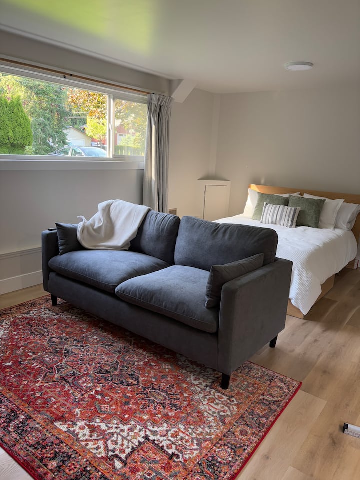 New Cozy Cottage Studio - Quadra Island