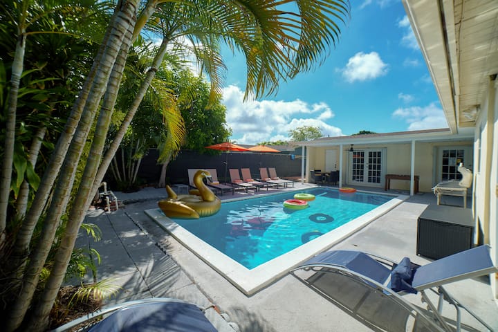 Stylish Home W/ King Bed L Hockey & Foosball Table - Bahamas