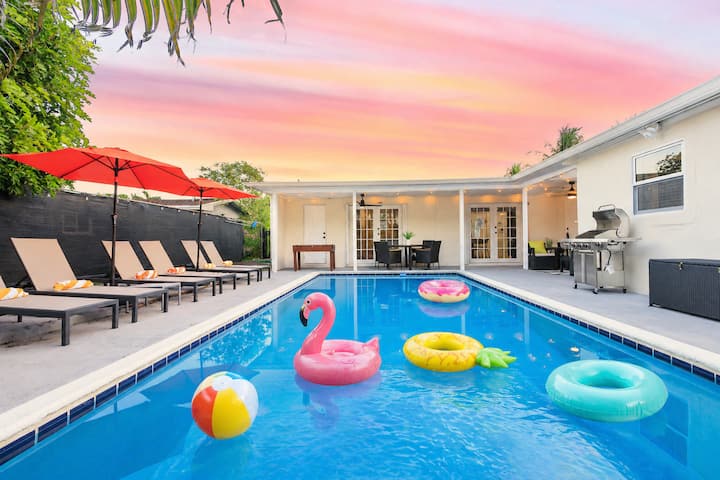 Stylish Home W/ King Bed L Hockey & Foosball Table - The Bahamas