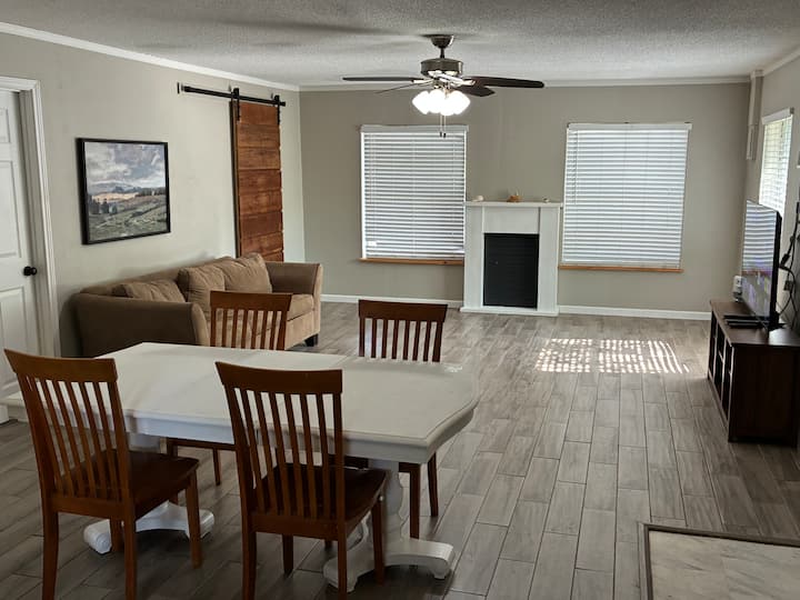 Cozy Cottage In Lago Vista
Kayaks Included - Lakeway, TX