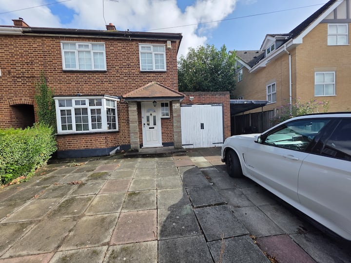 Spacious 3-bedroom Home With Large Garden, Garage - Brentwood