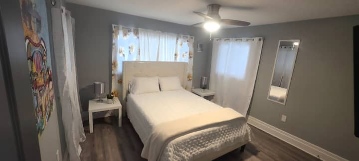 Tampa Home 3 Bed Crib
Downtown, Beach
Cruise Port - Tampa