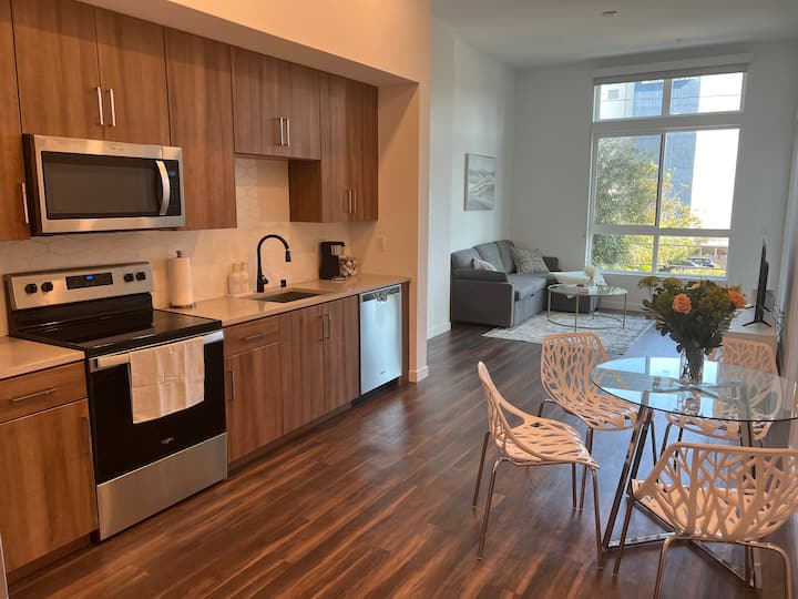 Bright & Modern 1br W/ Balcony + Pool In Hollywood - West Hollywood, CA