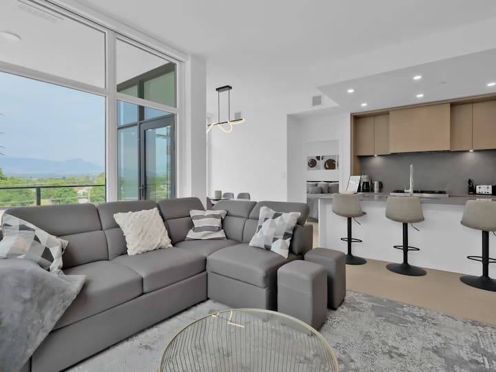Luxury Stay In Kelowna | Pool, Hot Tub, Gym Access - Kelowna