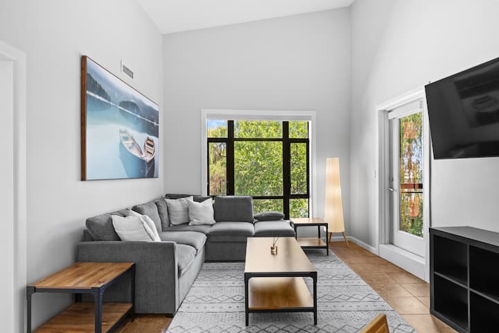 Cozy Lakehouse Condo W/ Pool - Kelowna