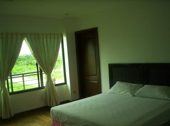 Island Living In Beautiful Villa In Whitesands -