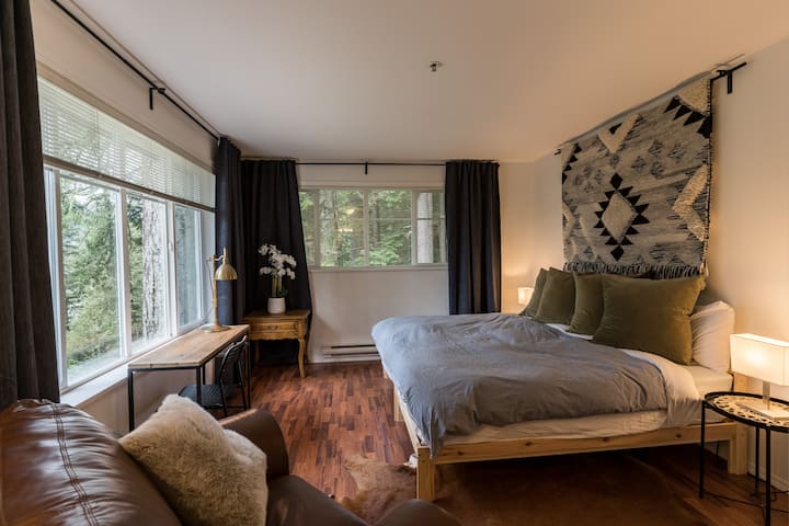 Stellar's Jay Lodge (5) | Cape Carraholly Retreat - Cypress Mountain, BC