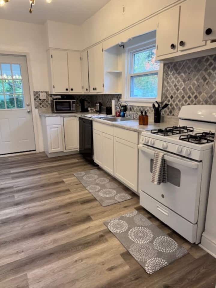 Hollywood House - Youngstown, OH