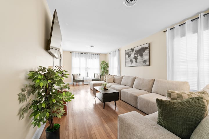 Casa Grande • Central • Spacious Retreat W/hot Tub - Austin, TX