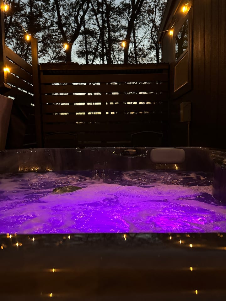 Romantic Tiny Home | Private Hot Tub & Fireplace - Blue Ridge, GA