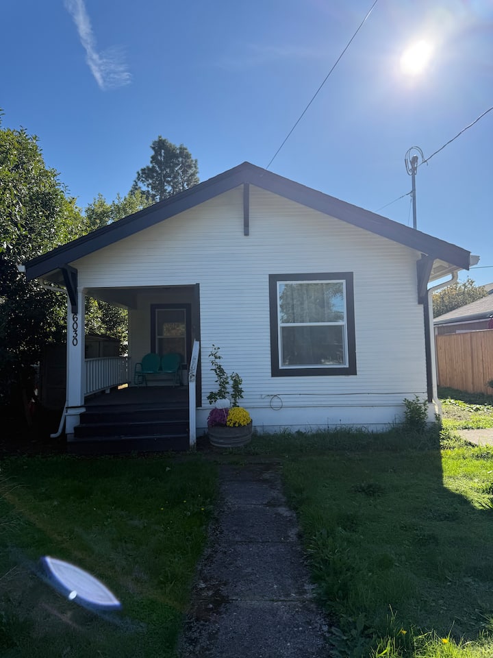 Charming Woodstock Bungalow - Happy Valley, OR