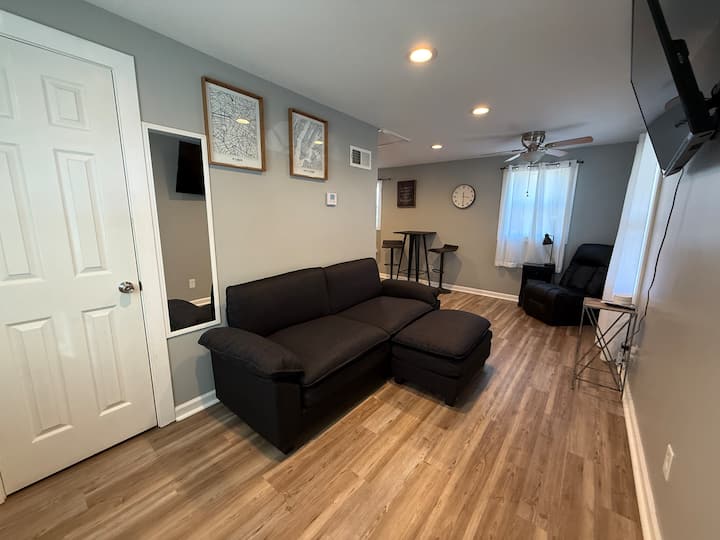 Charming Kc Bungalow: Cozy, Clean & Convenient - Lee's Summit, MO