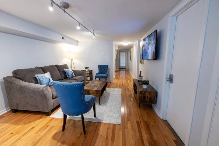 Modern Comfort In Roscoe Village - Andersonville - Chicago