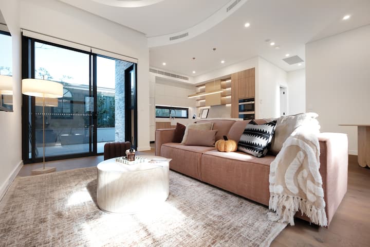 Miranda Lux 3-bedroom Townhouse + 2 Parking - Cronulla