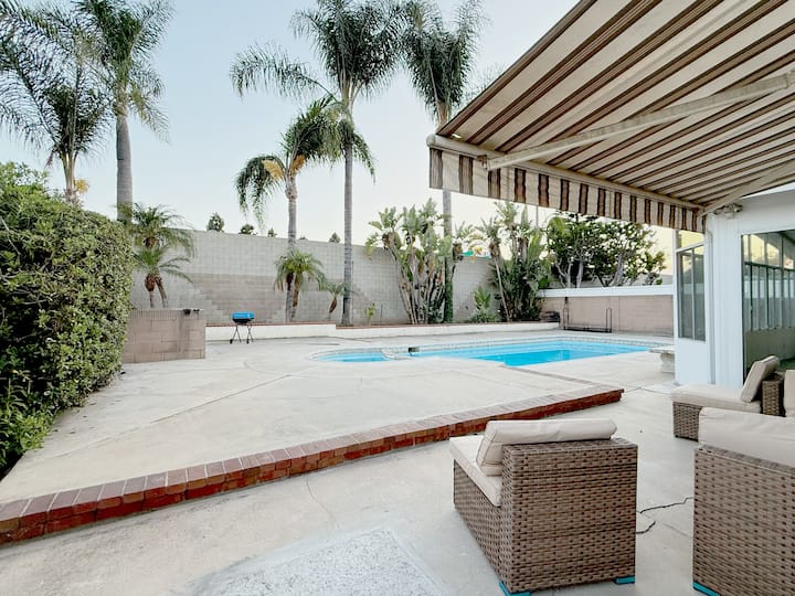 Luxuryl Poolhome| Sleeps 16 | Disneyland & Beaches - Costa Mesa, CA