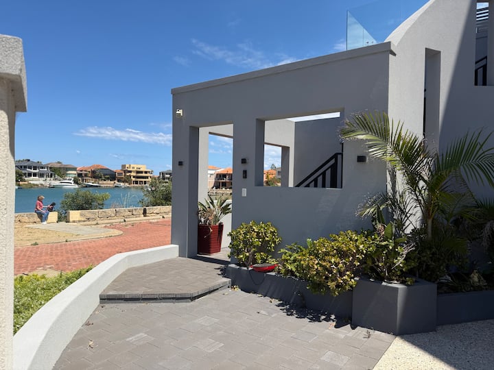 Beautiful Studio Apartment Right On The Water. - 준달럽