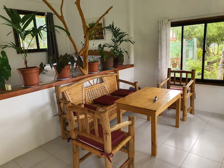 Novelyn's Seaview Villa - Larena