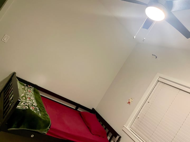 A Room For Your Pleasant Stay With Shared Bathroom - Langley