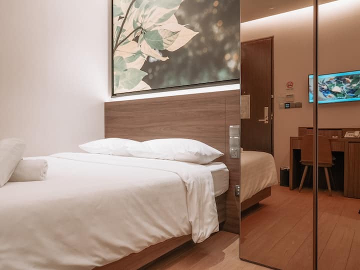 Double Room, Stay From 8pm To 9am Near Bugis Mrt - Singapore