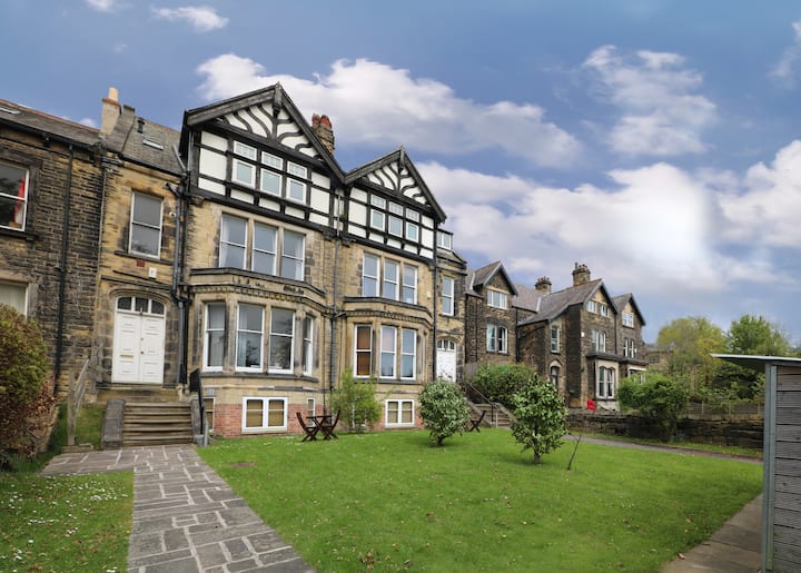 Spacious Apartment In Far Headingley - Leeds