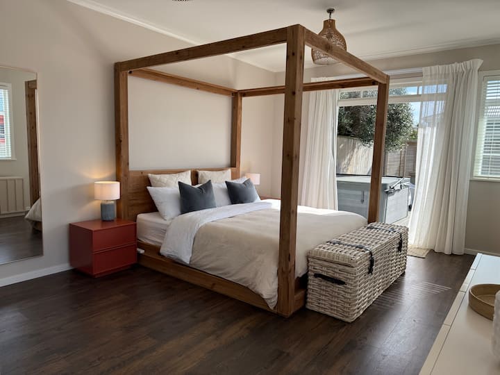 Wake & Wave Coastal Retreat - Beachfront Lyall Bay - Wellington