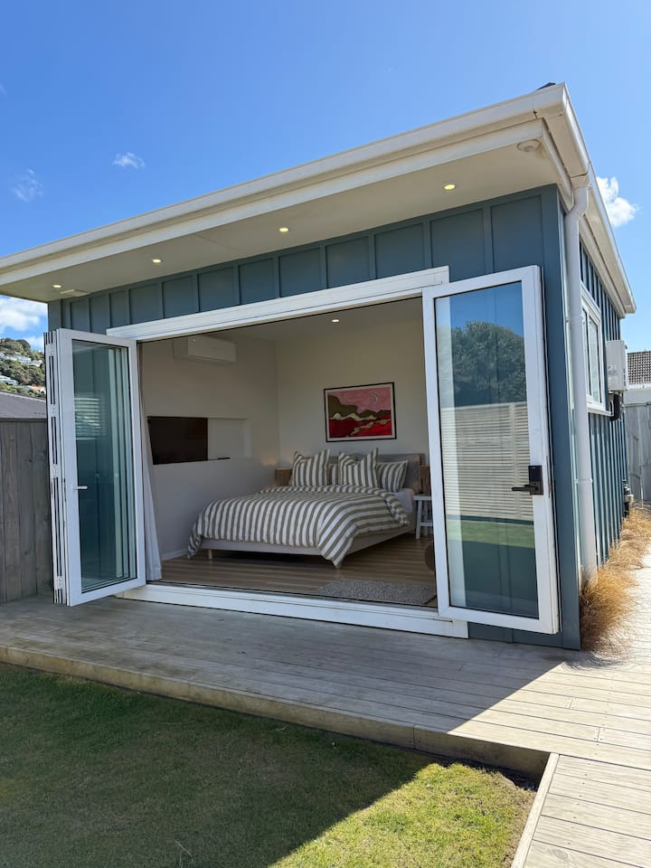 Beachfront Home & Outhouse Retreat | Lyall Bay - 